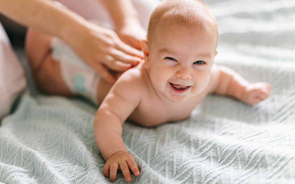 Babymassage | SHOP APOTHEKE Familien Magazin